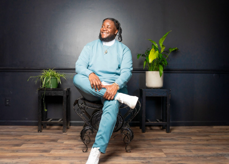 Meet Hinge’s New Love and Connection Expert: Moe Ari Brown, LMFT | Hinge